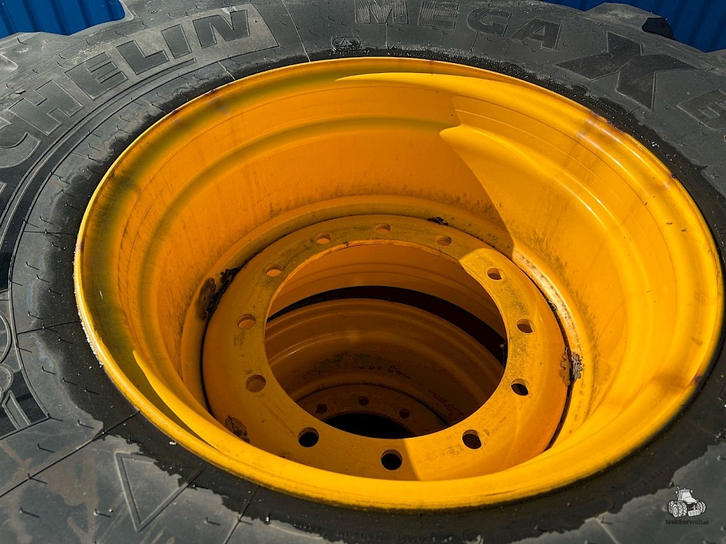 Michelin MegaXbib 620/75R26 op 12 gaats JCB velgen - Trekkerweb